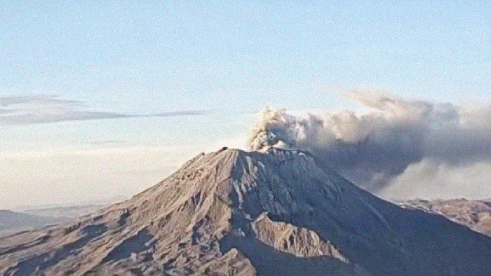 Volcán Ubinas registra emisión de cenizas de 1.200 metros de altura en ...